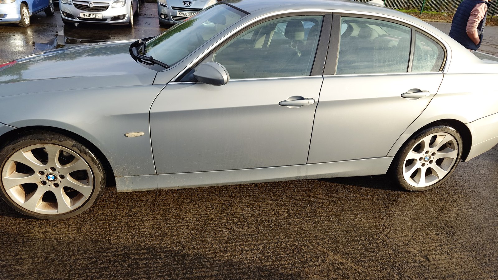 » BMW 330i SE Manual 05 Plate